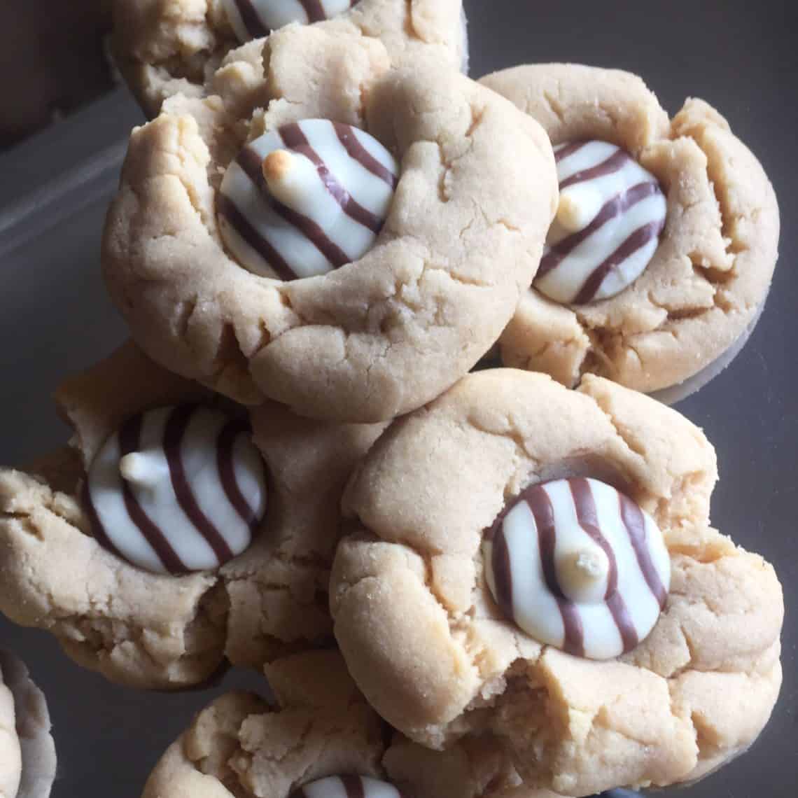 Peanut Butter Hug Cookies - FlyPeachPie
