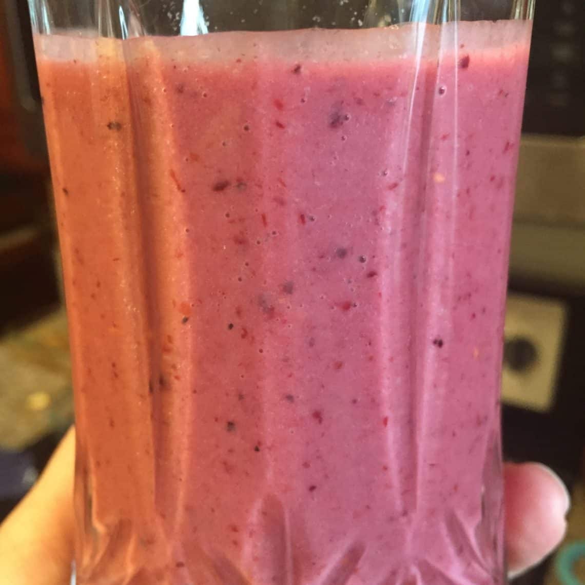 Mango Banana Berry Smoothie - FlyPeachPie