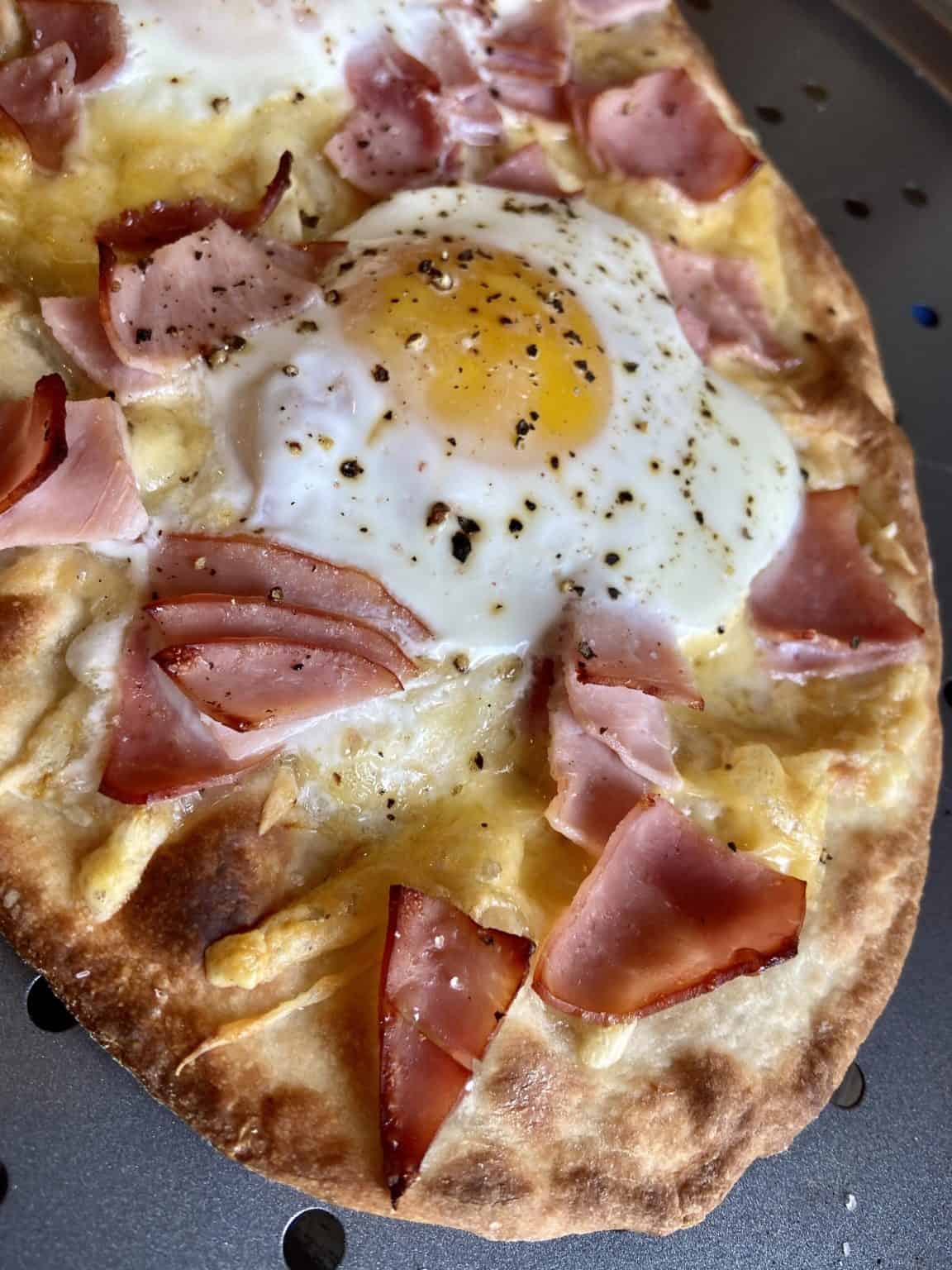 Egg Ham and Cheese Flatbread - FlyPeachPie