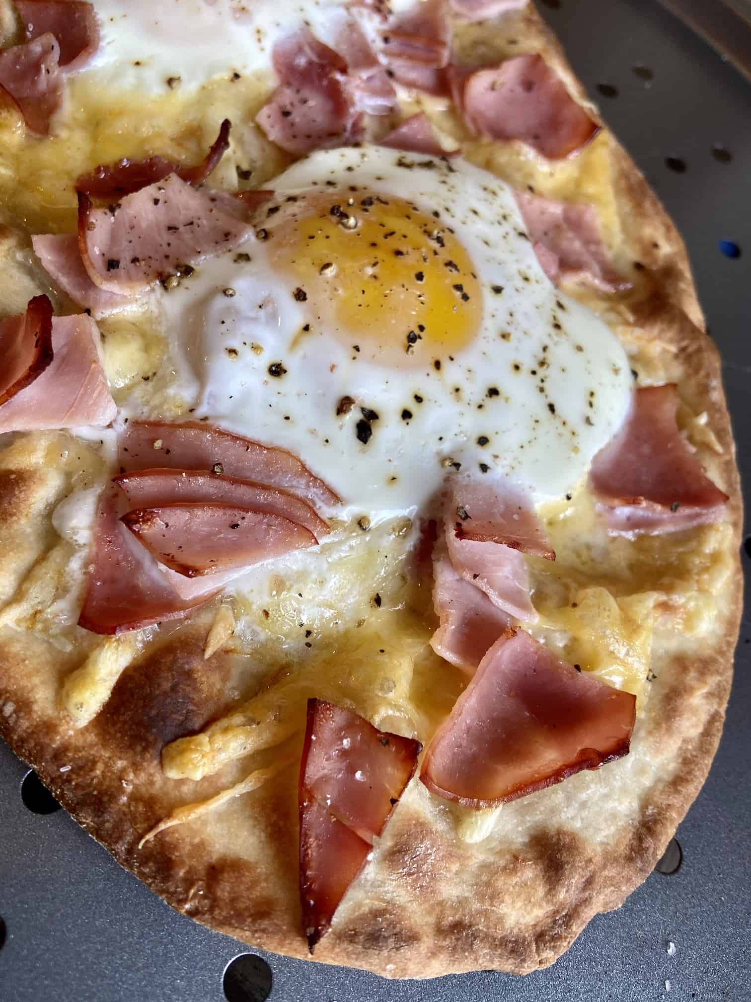 Egg Ham and Cheese Flatbread - FlyPeachPie