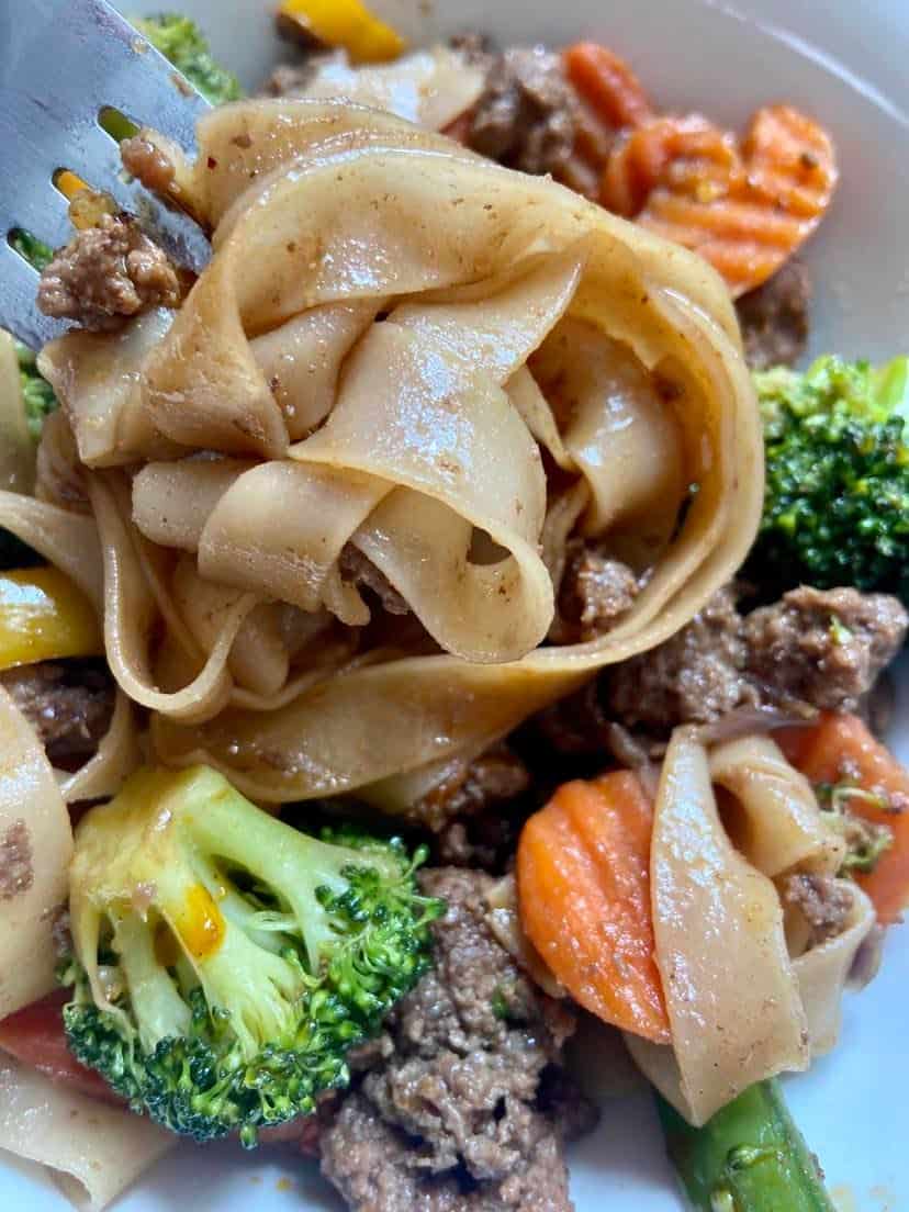 Beef and Vegetable Rice Noodles - FlyPeachPie