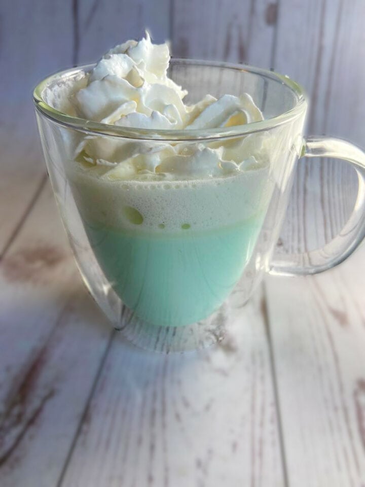 Crème de Menthe White Hot Chocolate - FlyPeachPie